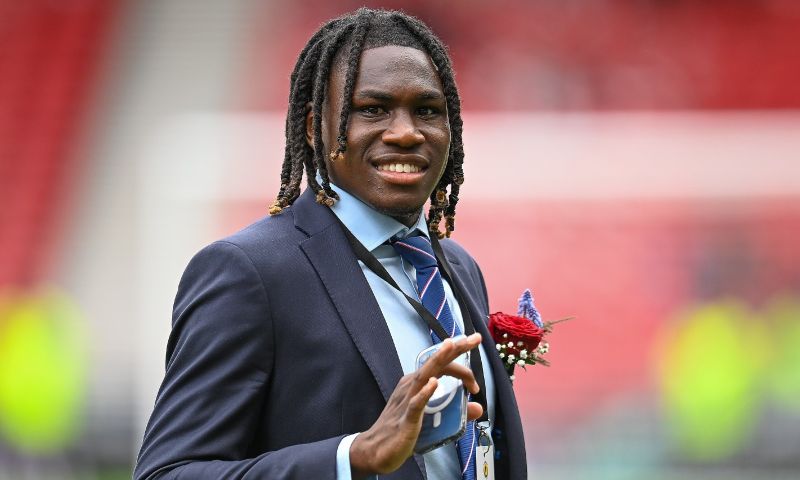 Ajacied Bassey steekt loftrompet: 'Eén van de beste jonge centrale ...