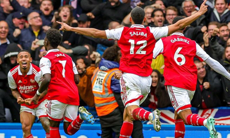 Arsenal wint Londense derby op Stamford Bridge en is wederom koploper