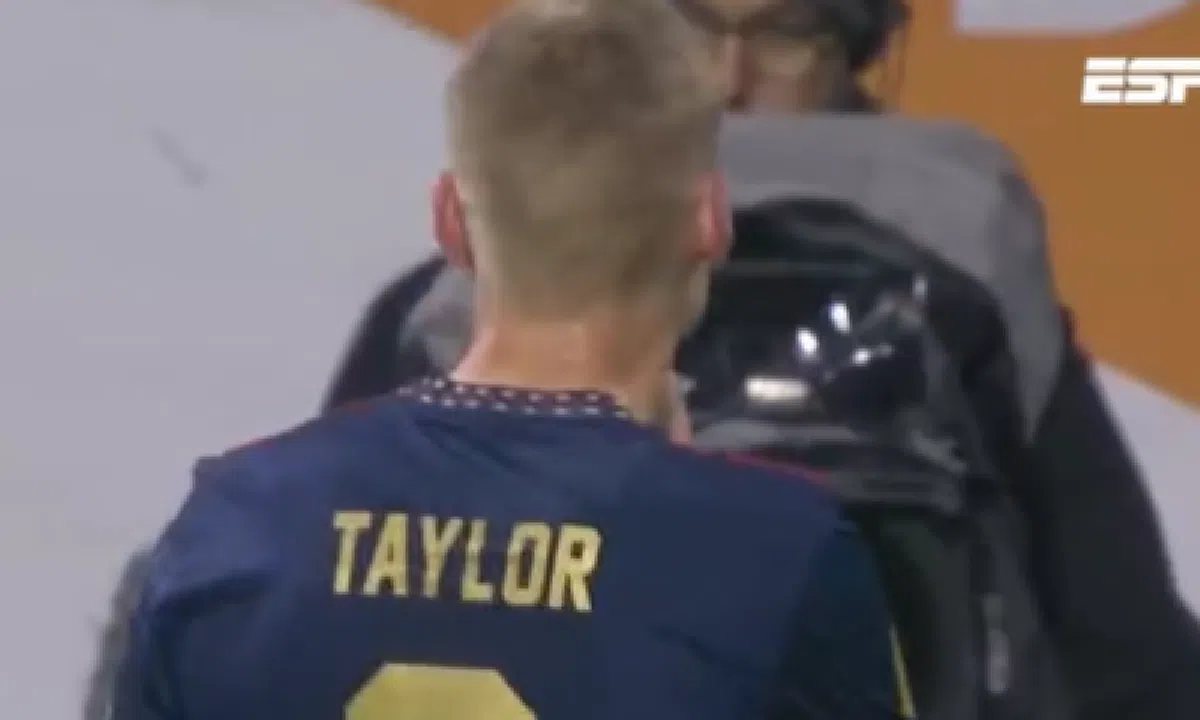 Kenneth Taylor grote man aan Amsterdamse zijde: twee goals en assist