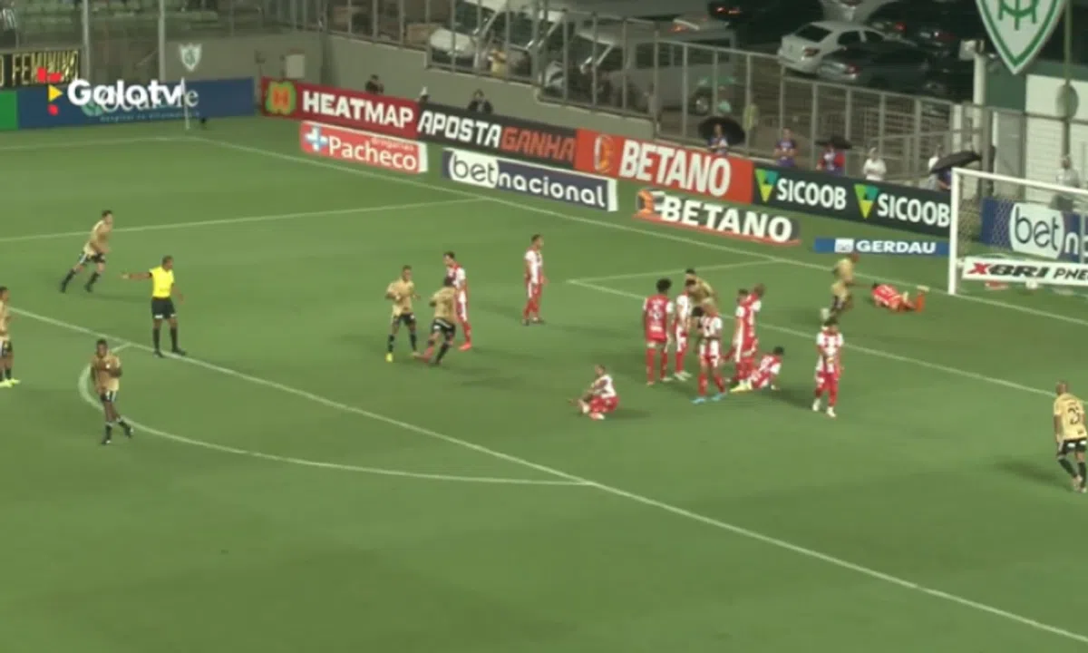 Dynamiet in het bovenbeen: Hulk treft doel met schot van 120 kilometer ...