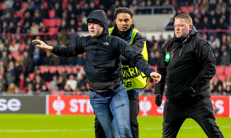 PSV kan opgelucht ademhalen en krijgt lichte straf van UEFA na veldbestorming