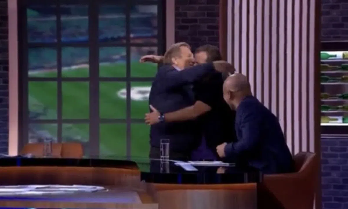 Van der Vaart valt uitzending van RTL7 binnen en feliciteert Boskamp ...
