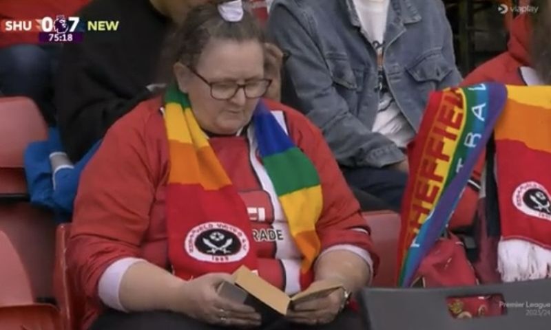 Humor: Sheffield United-fan leest boek tijdens kansloos duel met ...