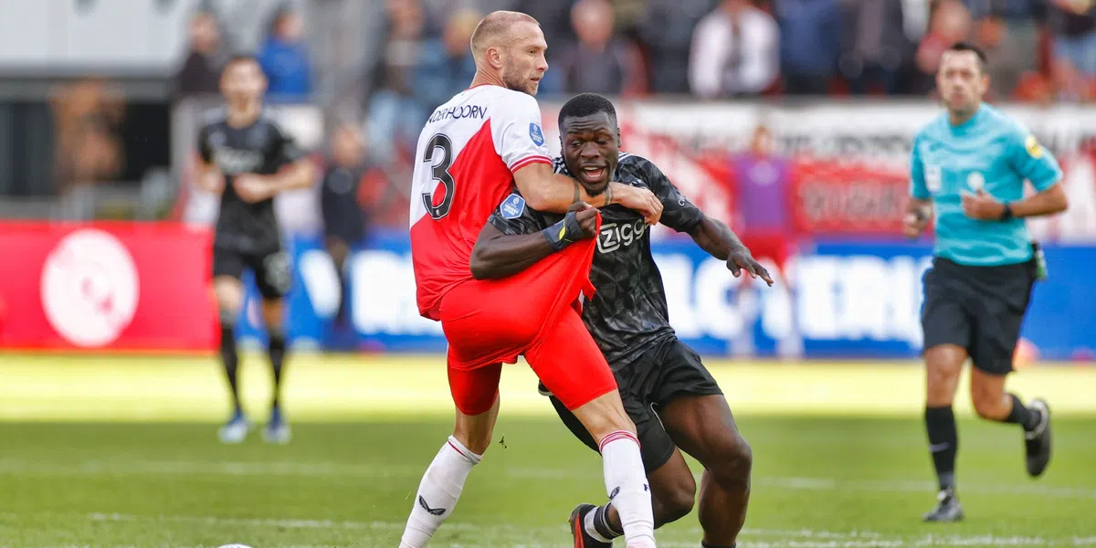 Brobbey begrijpt Ajax-woede: 'Als ik daar zou staan zou ik ze ook verrot schelden'