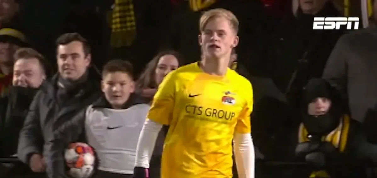 Jong AZ-speler Tom Kerssens scoort en moet op doel door blessure tegen ...