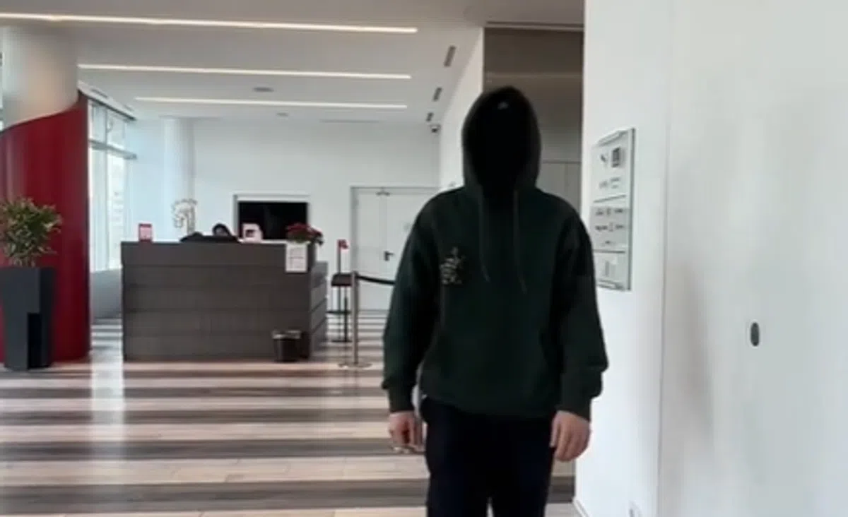 Hilarisch: AC Milan steekt de draak met Internazionale na Kanye West ...