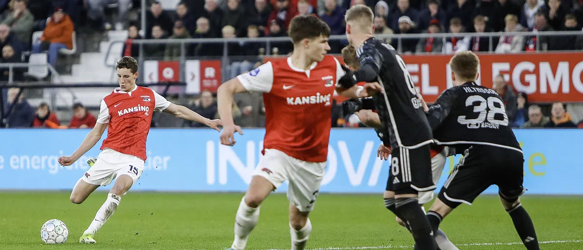 AZ verslaat Ajax dankzij Van Bommel en doet goede zaken in de Eredivisie
