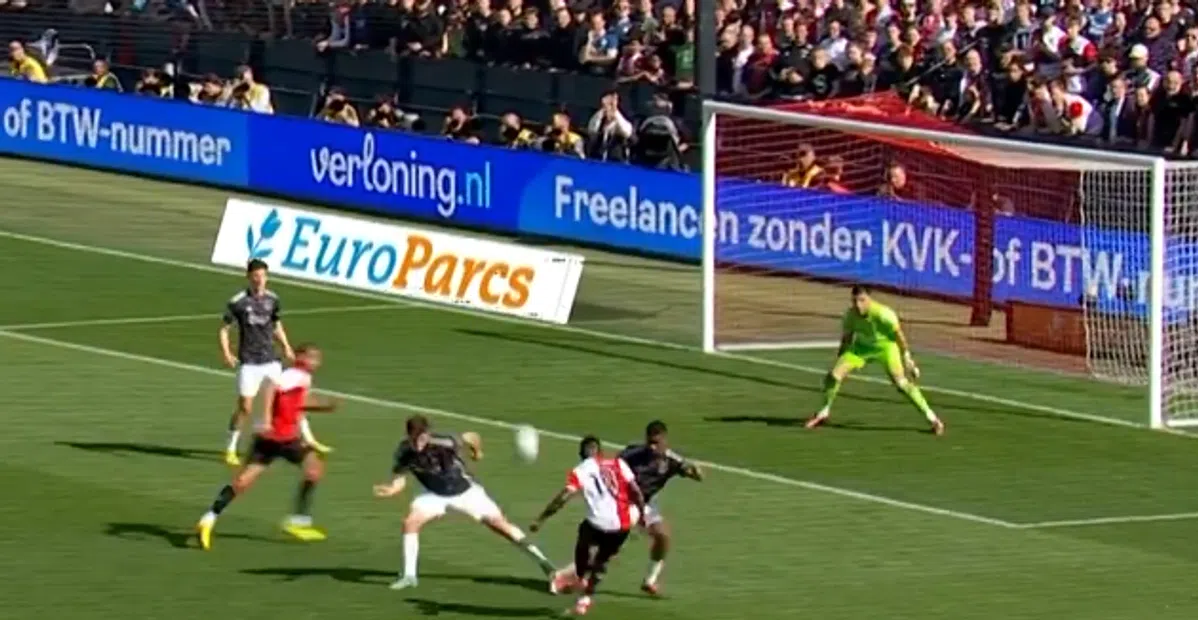 Ajax krijgt ongekend pak slaag: Minteh krult 4-0 binnen in Klassieker