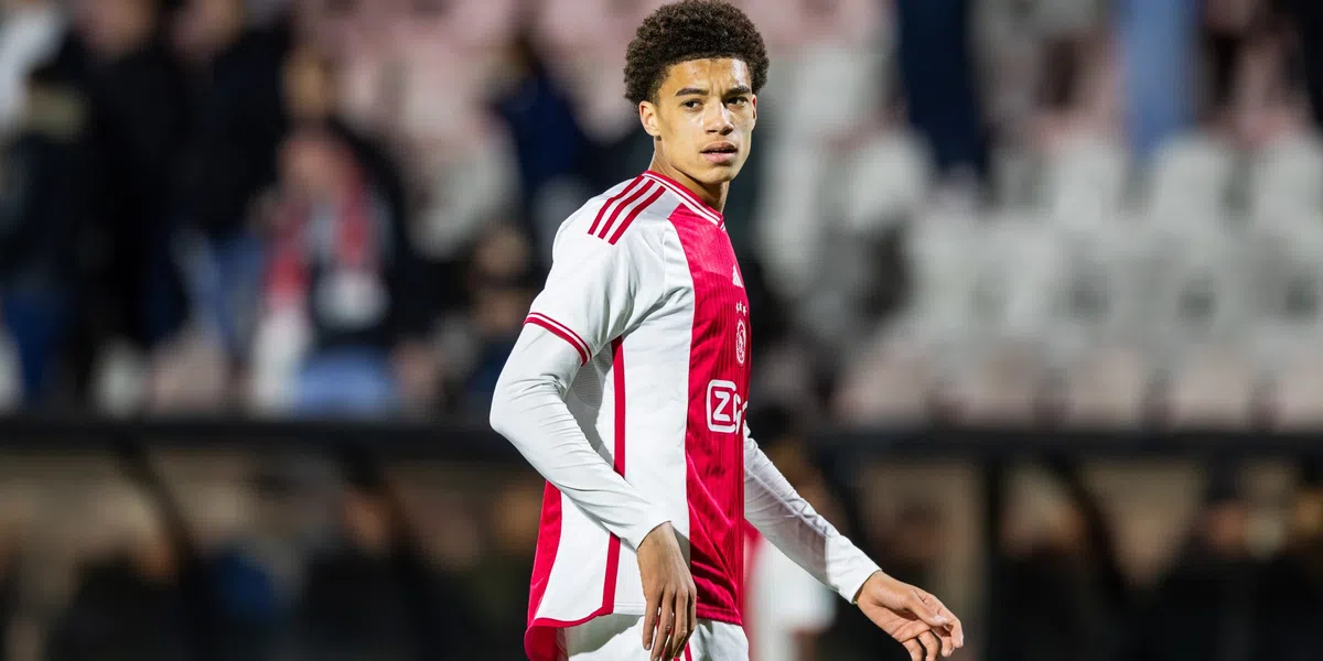 Wie is Aaron Bouwman, het talent dat zijn eerste contract bij Ajax ...