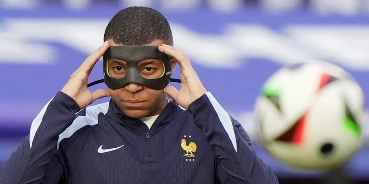 'Mbappé maakt met masker indruk tijdens oefenduel van Frankrijk tegen ...