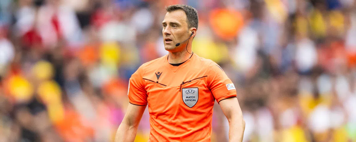 Deze veelbesproken scheidsrechter heeft de leiding over Nederland ...