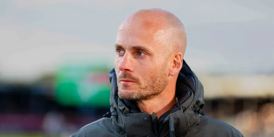 Wie is Paul Simonis, de bekerwinnaar en jonge trainer van Go Ahead Eagles?