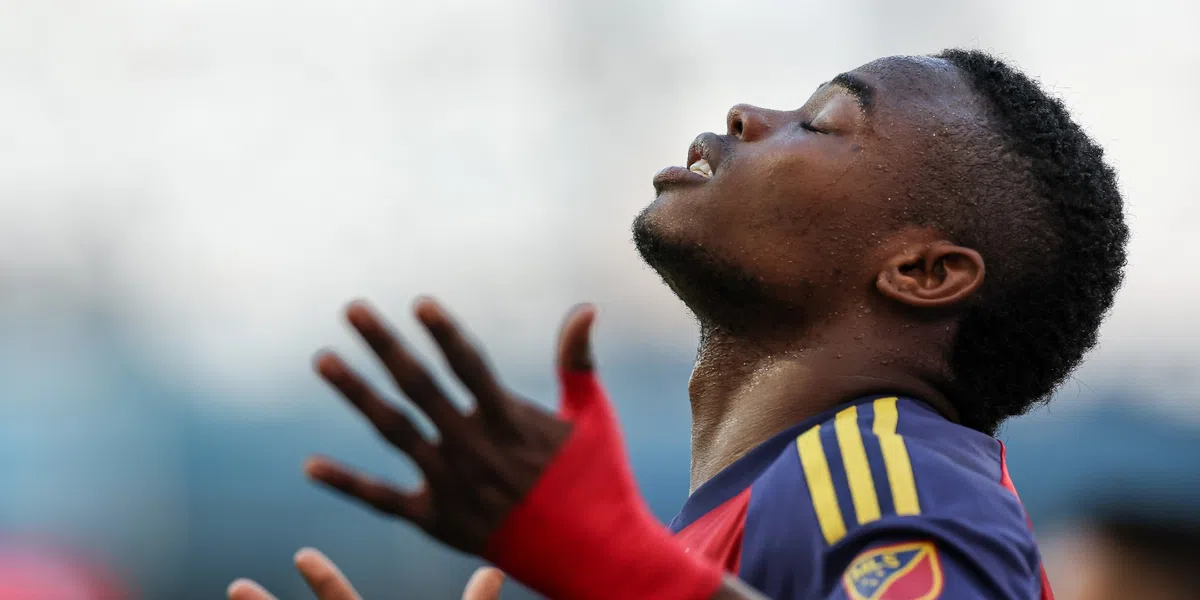 Wie is Carlos Andrés Gómez, de Colombiaanse vleugelspeler waar Ajax ...