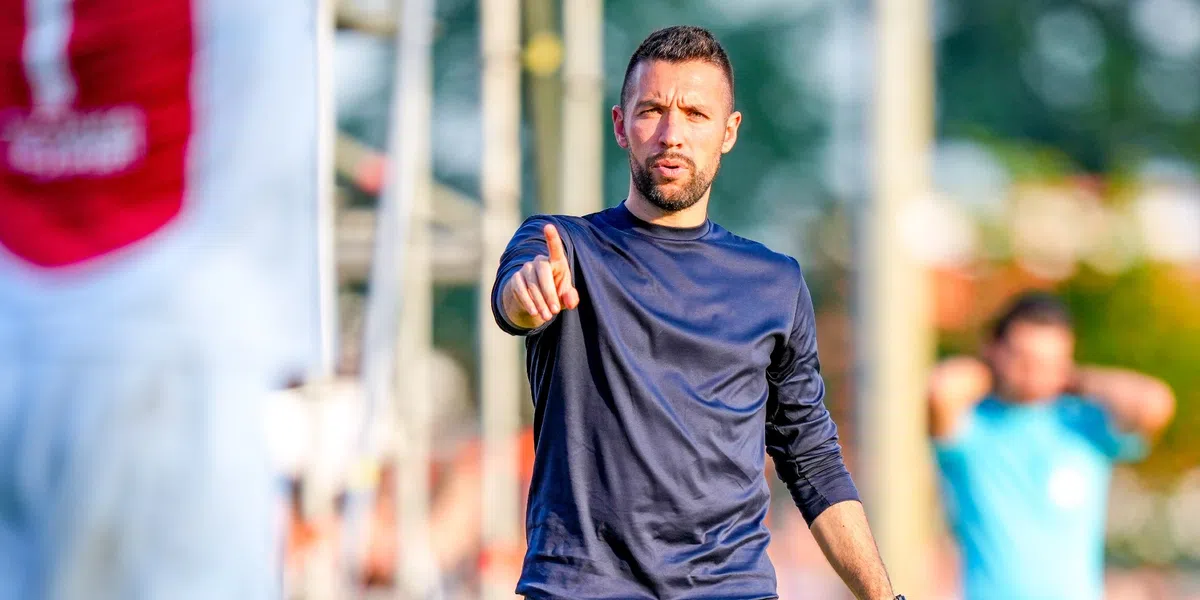 Farioli licht vele wisselingen bij Ajax toe: 'De kracht van dit team is ...