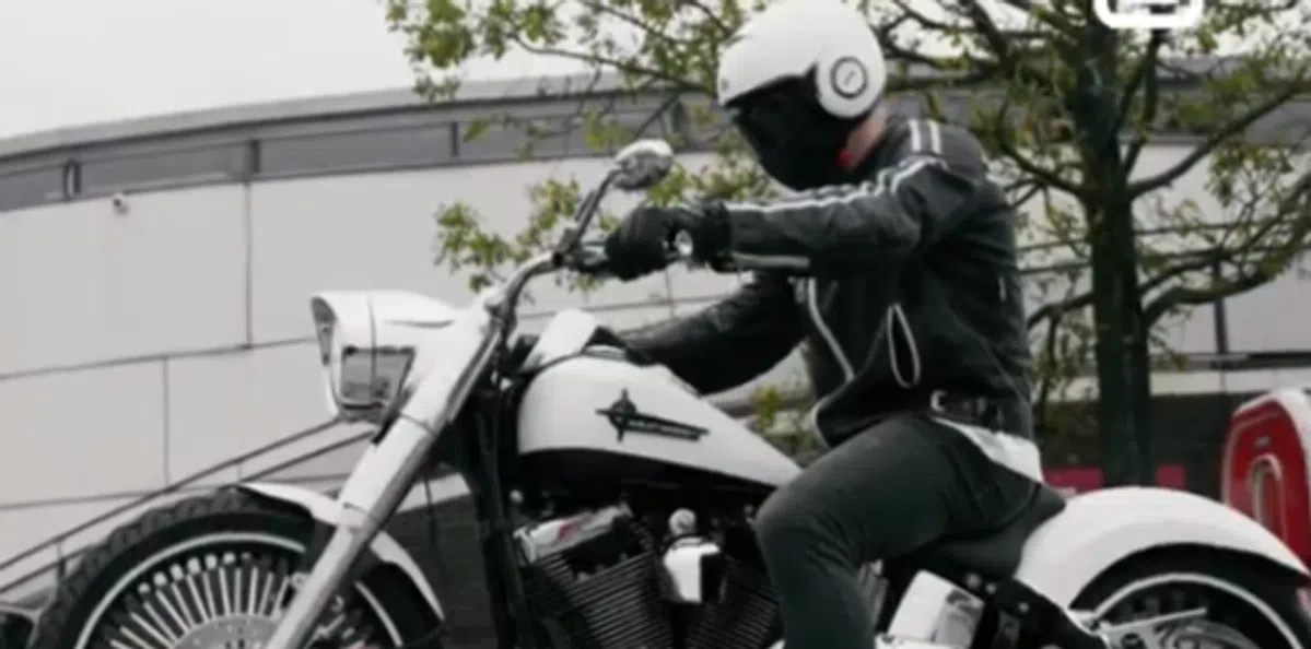 Onverwachte hobby: Pasveer poseert met zijn custom Harley Davidson