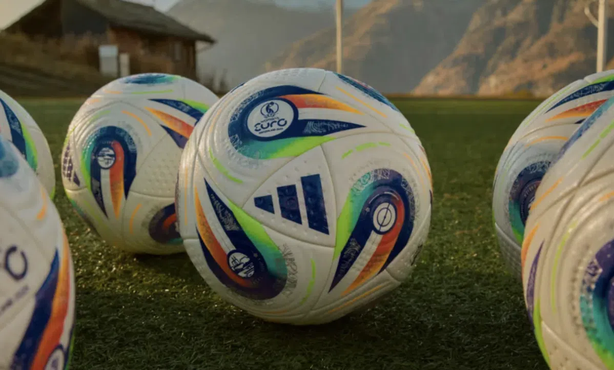 Adidas onthult KONEKTIS: de officiële bal voor het EK vrouwen 2025