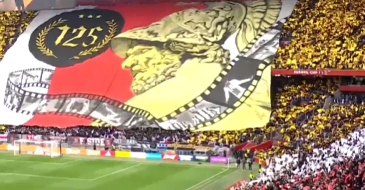 Prachtig: Ajax-spelers zien waanzinnige sfeeractie voor 125-jarig jubleum