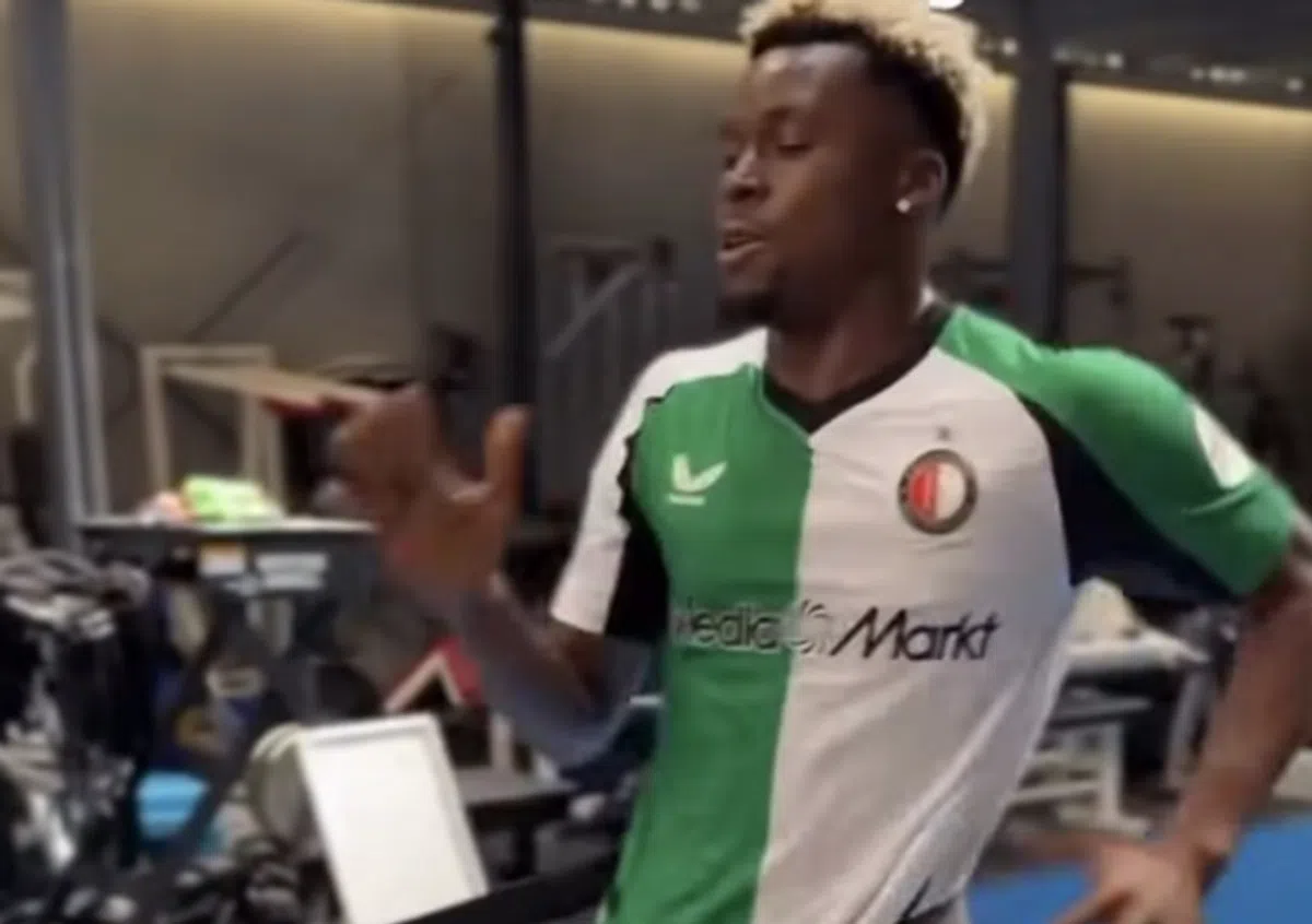 Nagalo’s verrassende outfitkeuze: PSV-speler gespot in shirt van Feyenoord