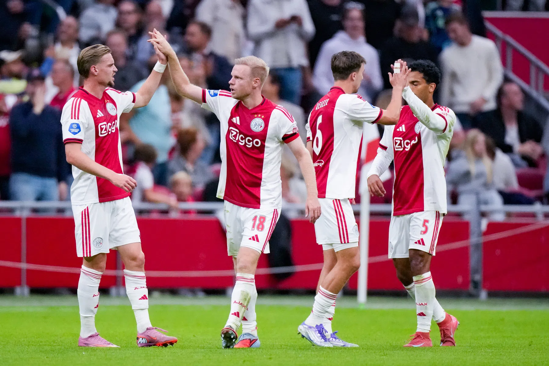 Vermoedelijke opstelling Ajax: Heitinga verrast met nieuwe naam op de rechterflank