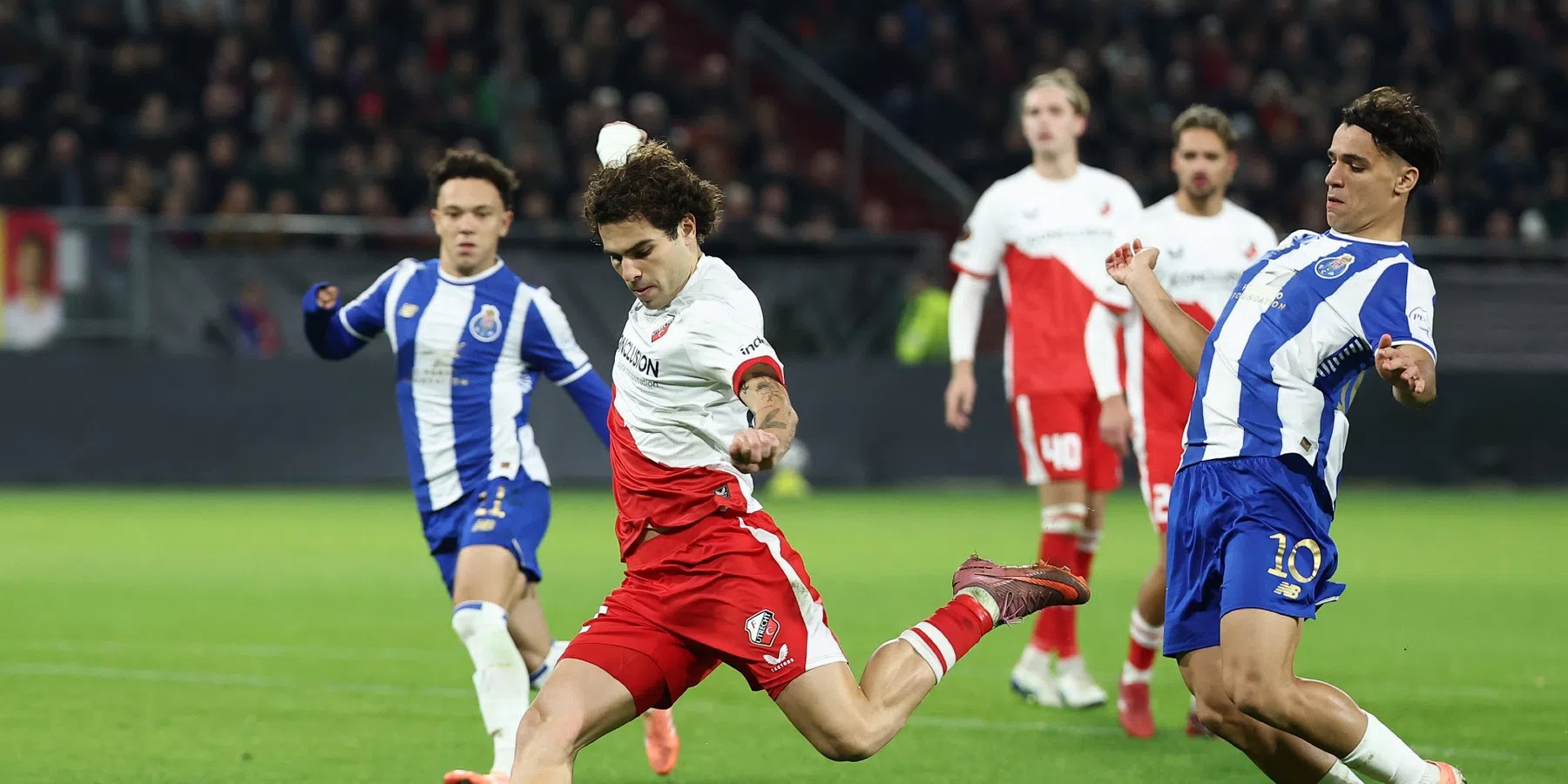 Tiental FC Utrecht houdt stand en pakt punt tegen Porto na arbitrale dwaling