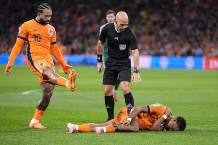 Koeman geeft update over blessures De Jong, Memphis en Timber
