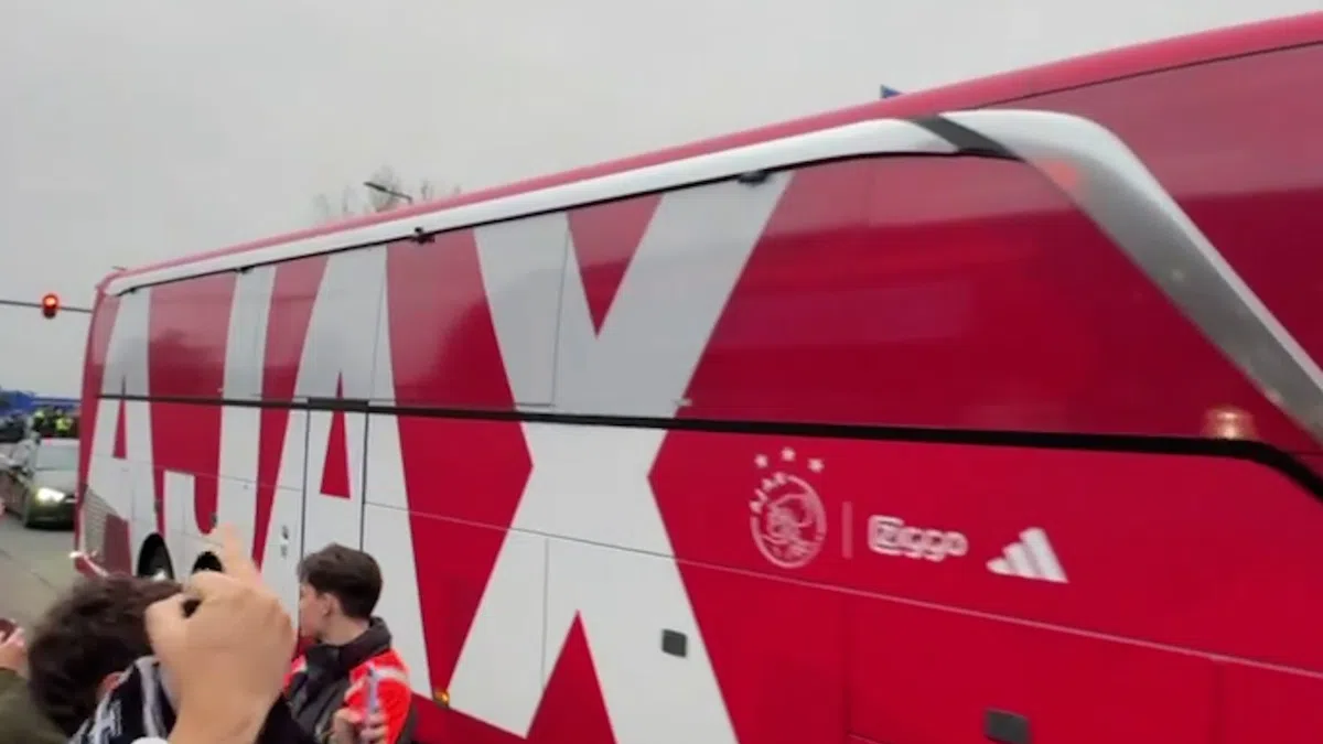 Vijandig sfeertje: Ajax-bus krijgt allesbehalve warm welkom in Rotterdam