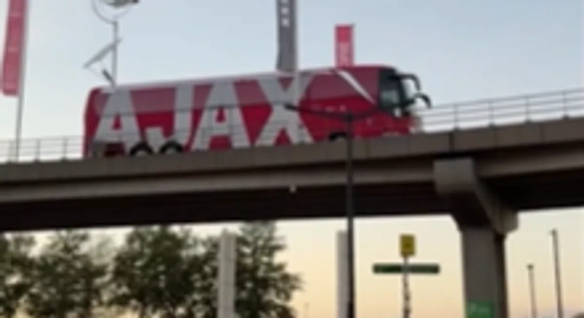 Ajax- en PSV-bus arriveren bij Johan Cruijff Arena