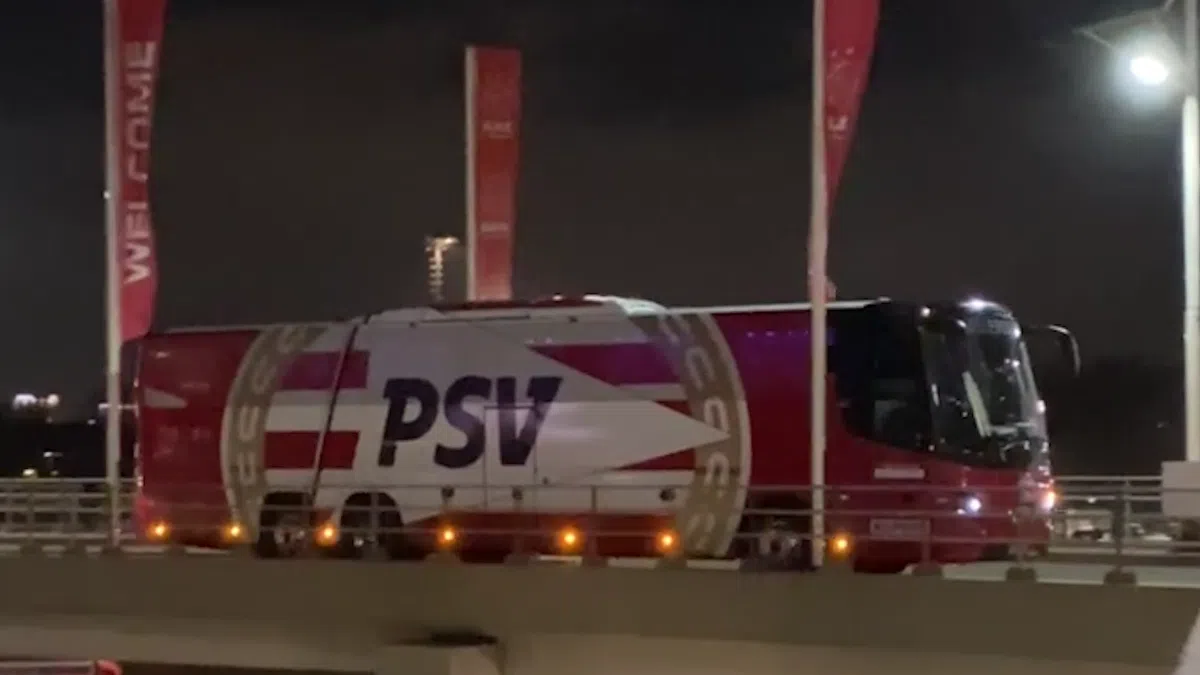 Geen fans in Amsterdam: PSV-bus wordt onheus bejegend bij aankomst